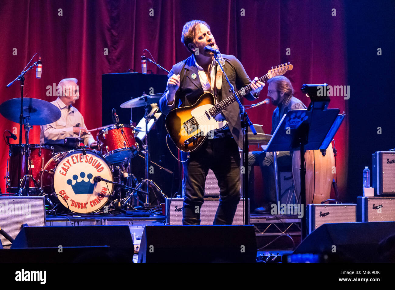 Dan Auerbach performs in Los Angeles on the Easy Eye Sound Revue Tour ...