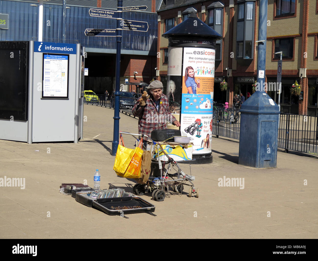 Resort entertainer hi-res stock photography and images - Alamy