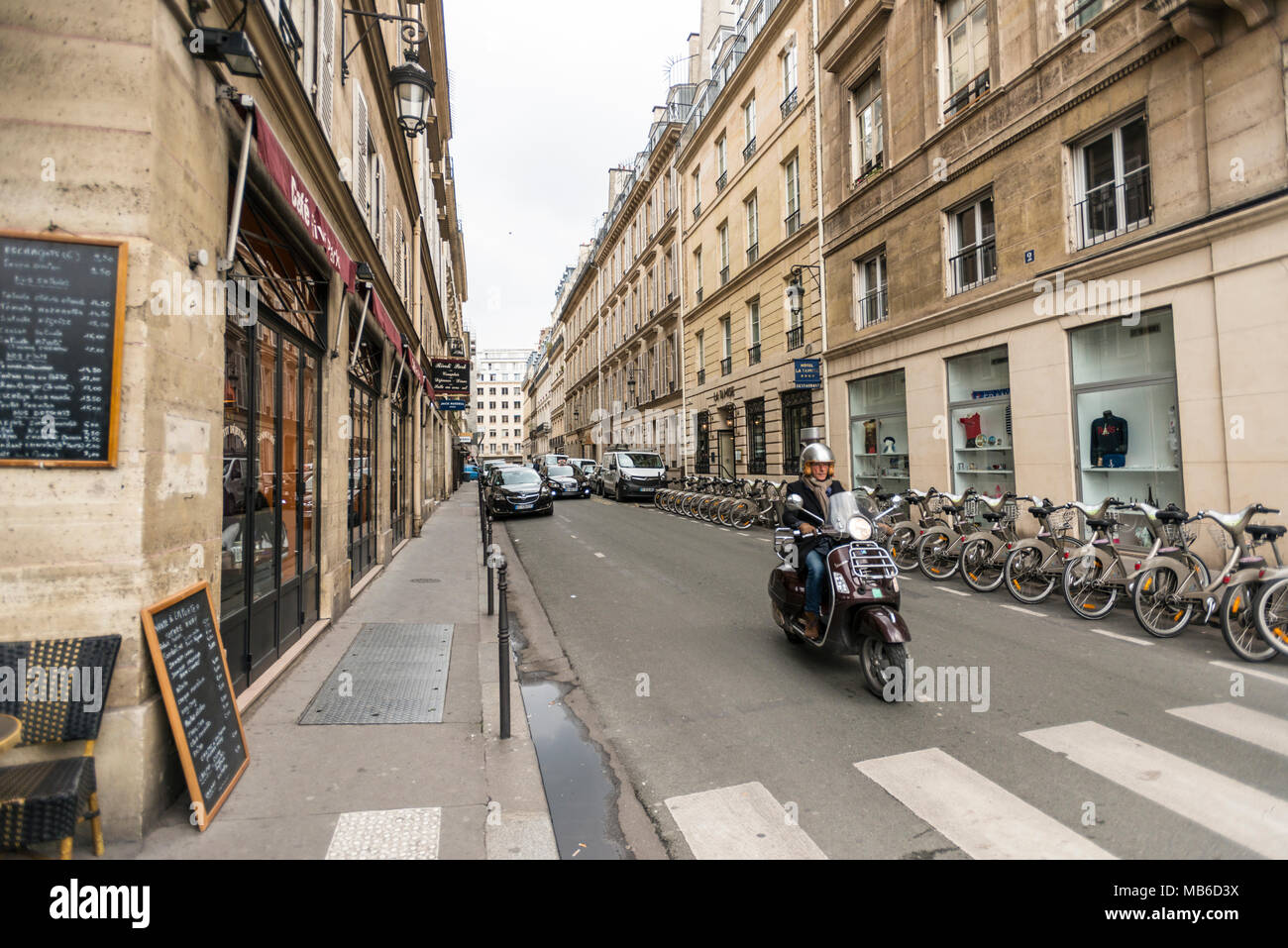 Parisian sidewalk cafes hi-res stock photography and images - Alamy
