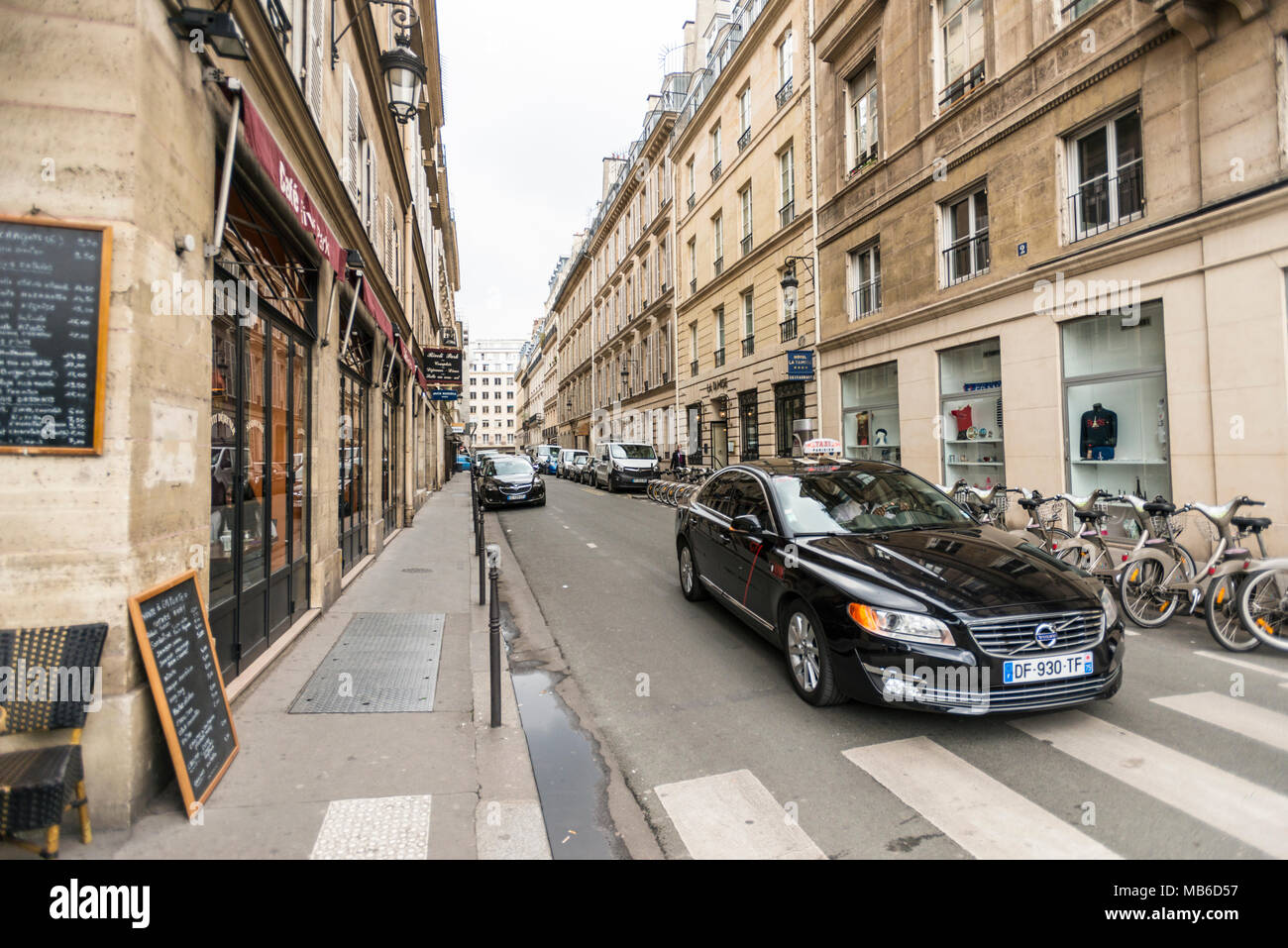 A typical Parisian lane somewhere off the Rue de Rivoli, Paris, France ...