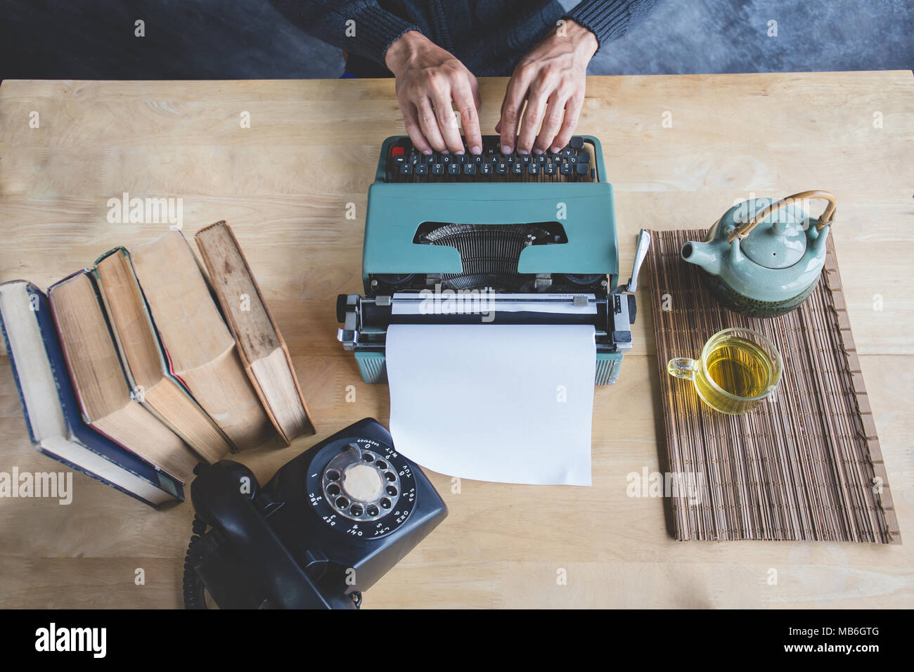 Vintage typewriter 1950s desk hi-res stock photography and images - Alamy