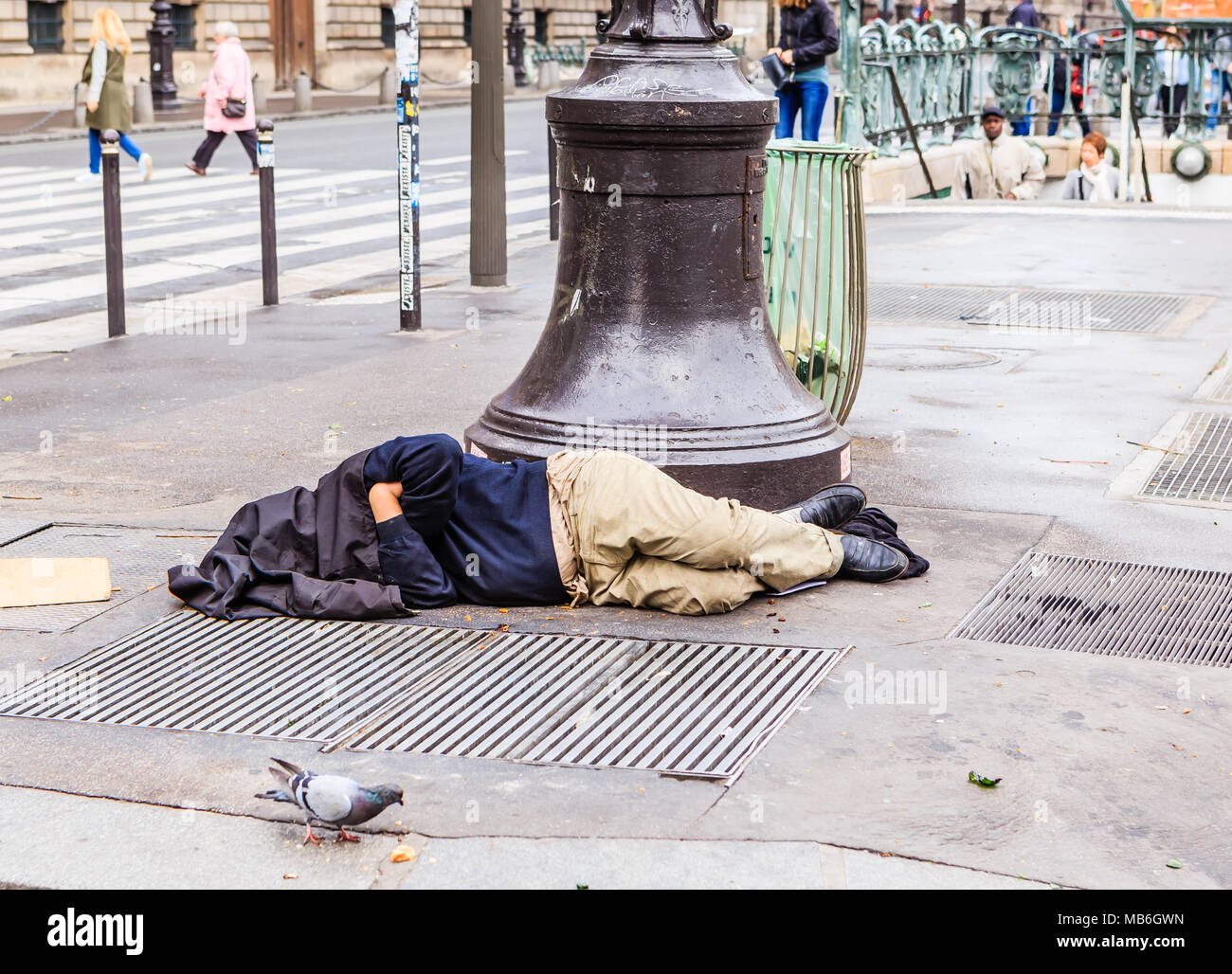 Paris clochard hi-res stock photography and images - Alamy