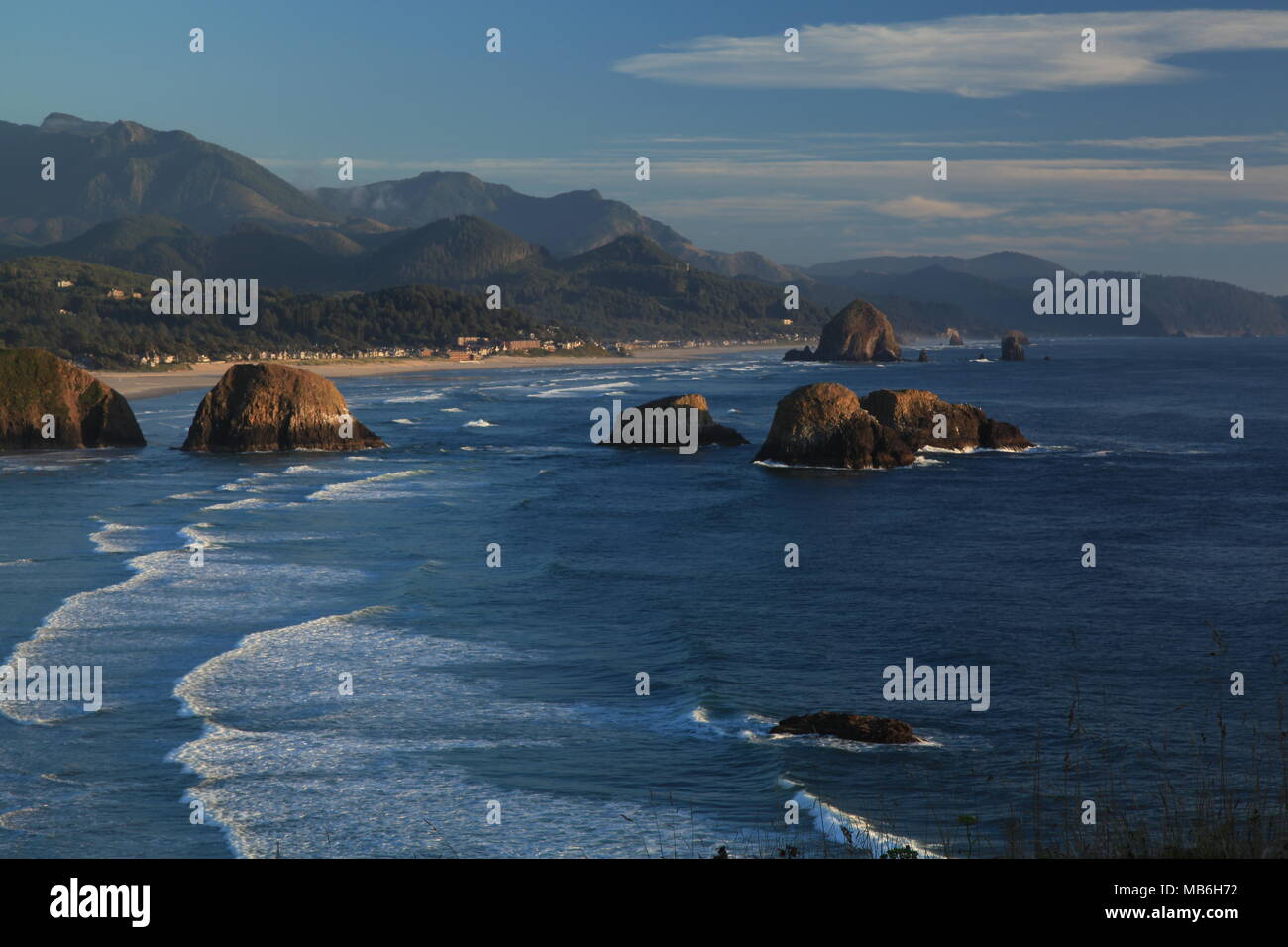 Cannon beach oregon town hi-res stock photography and images - Alamy