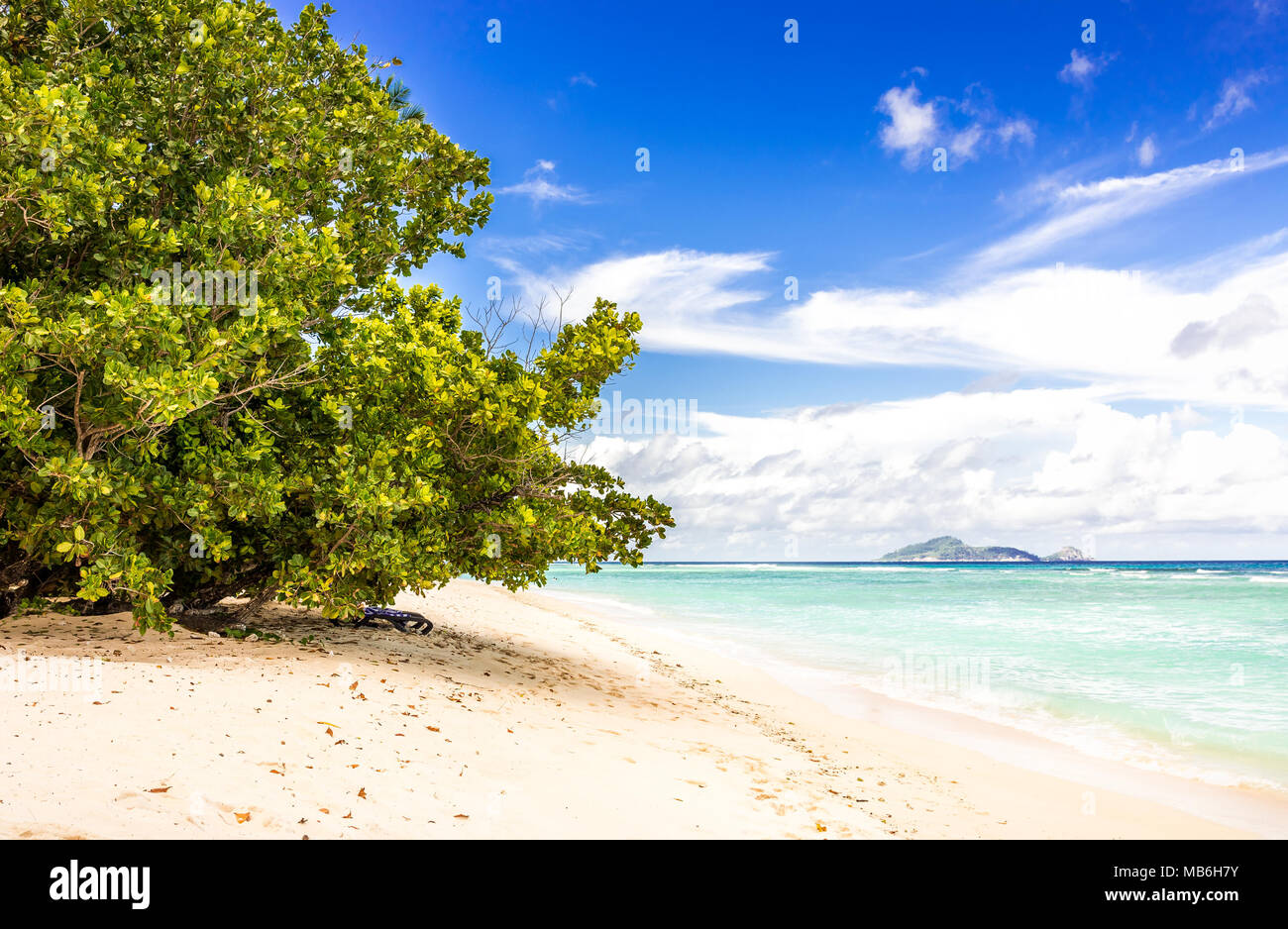 Paradise sandy beach and turquoise Indian Ocean on Silhouette Island ...
