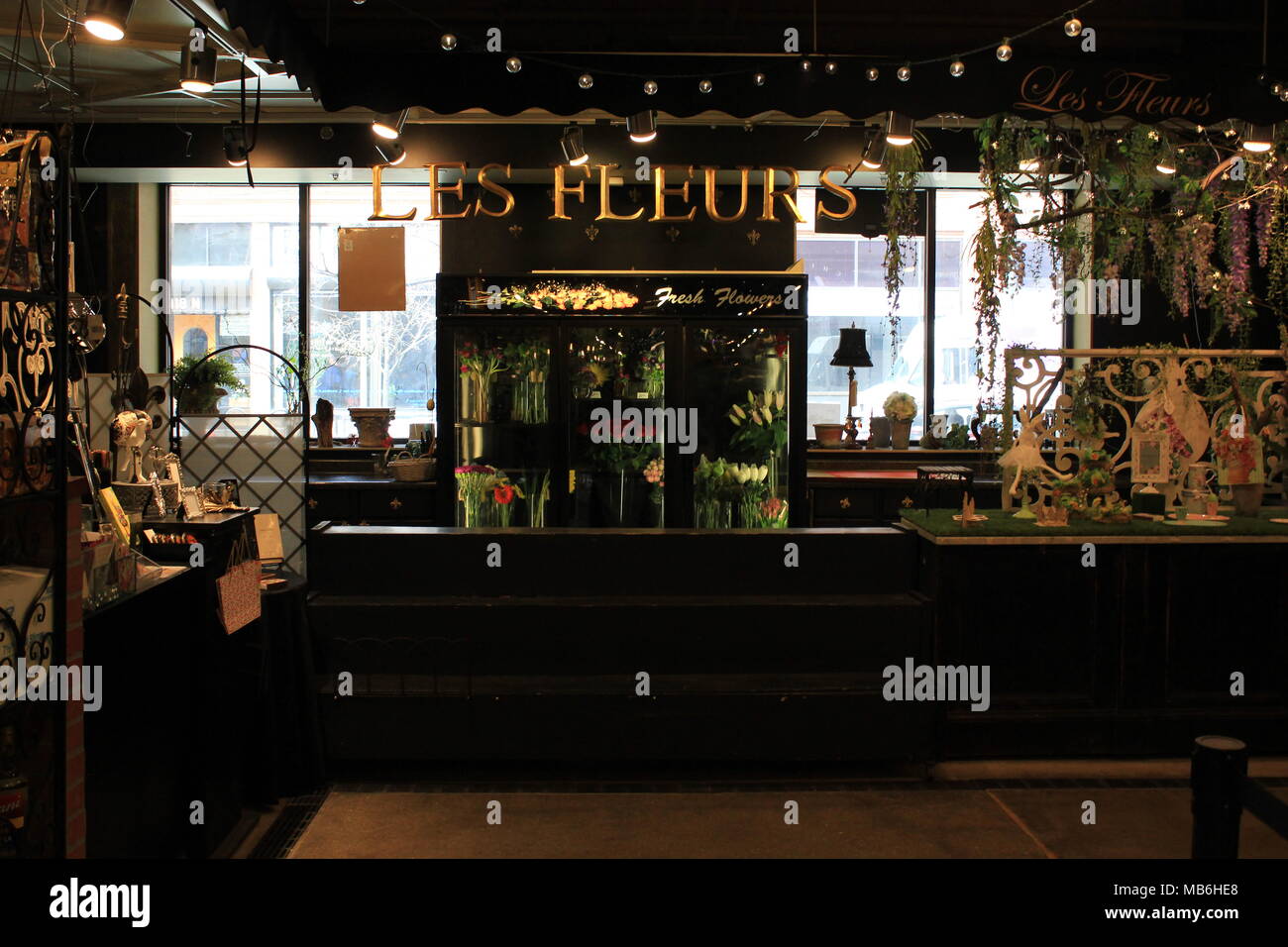 The French Market streetscape on the lower level of Chicago's downtown ...