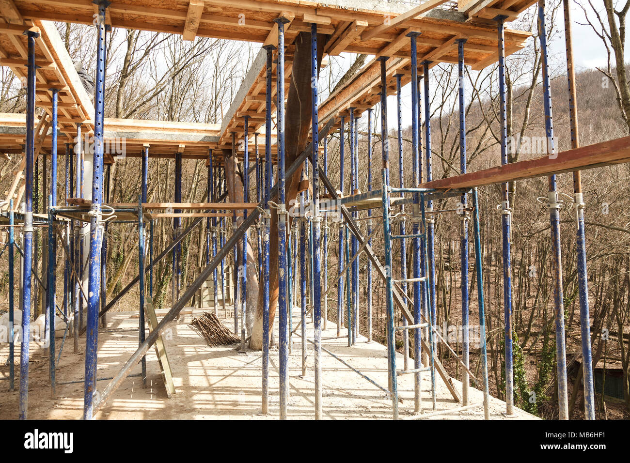 Strengthen the foundation of the second floor of the house with metal ...