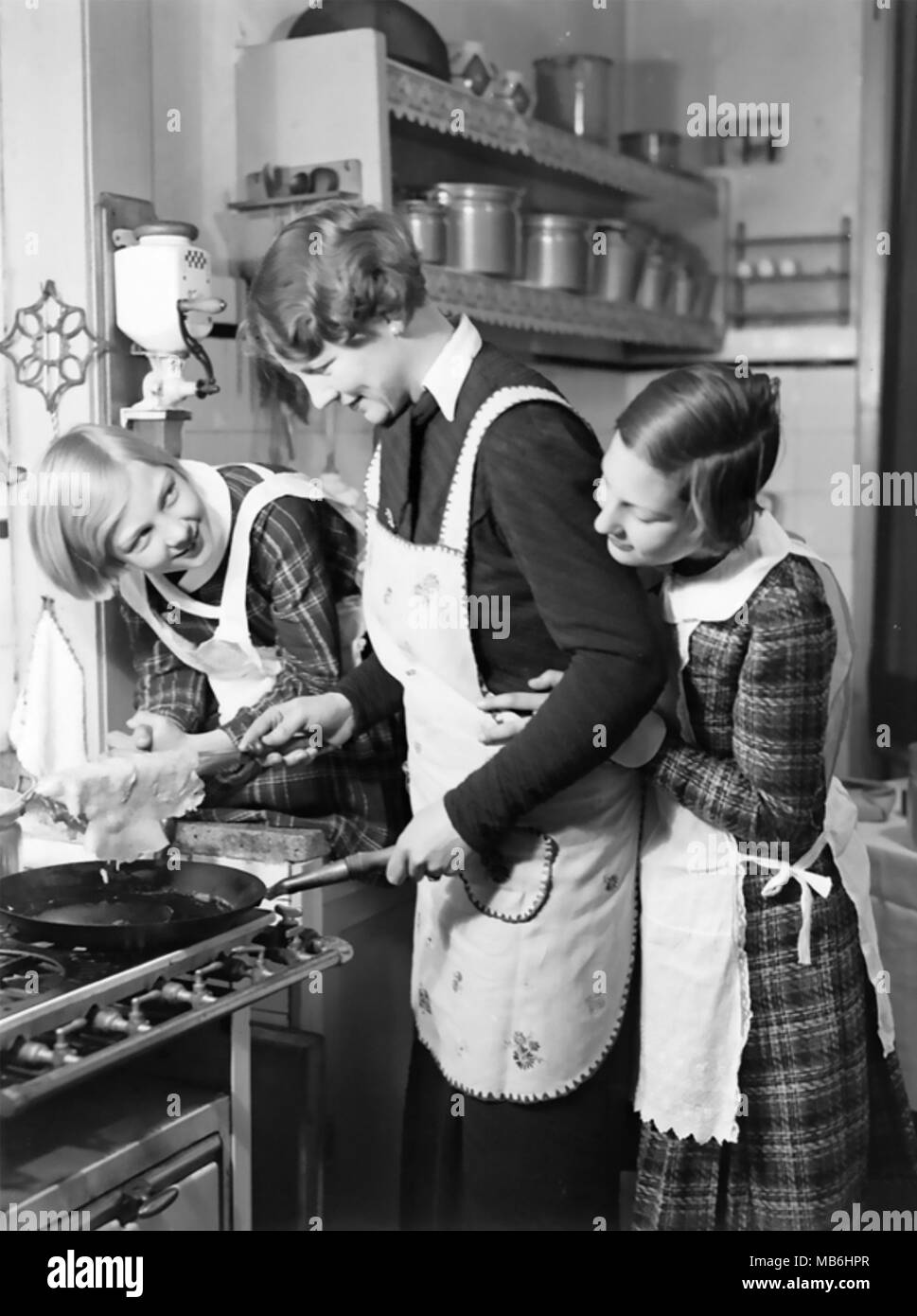Family cooking kitchen mother Black and White Stock Photos & Images - Alamy