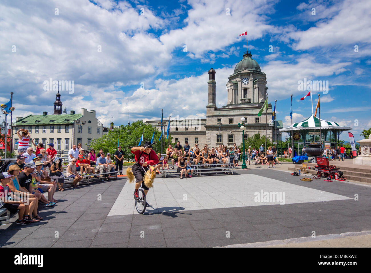 Street performer on the Terrasse Dufferin ('Dufferin Terrace ...