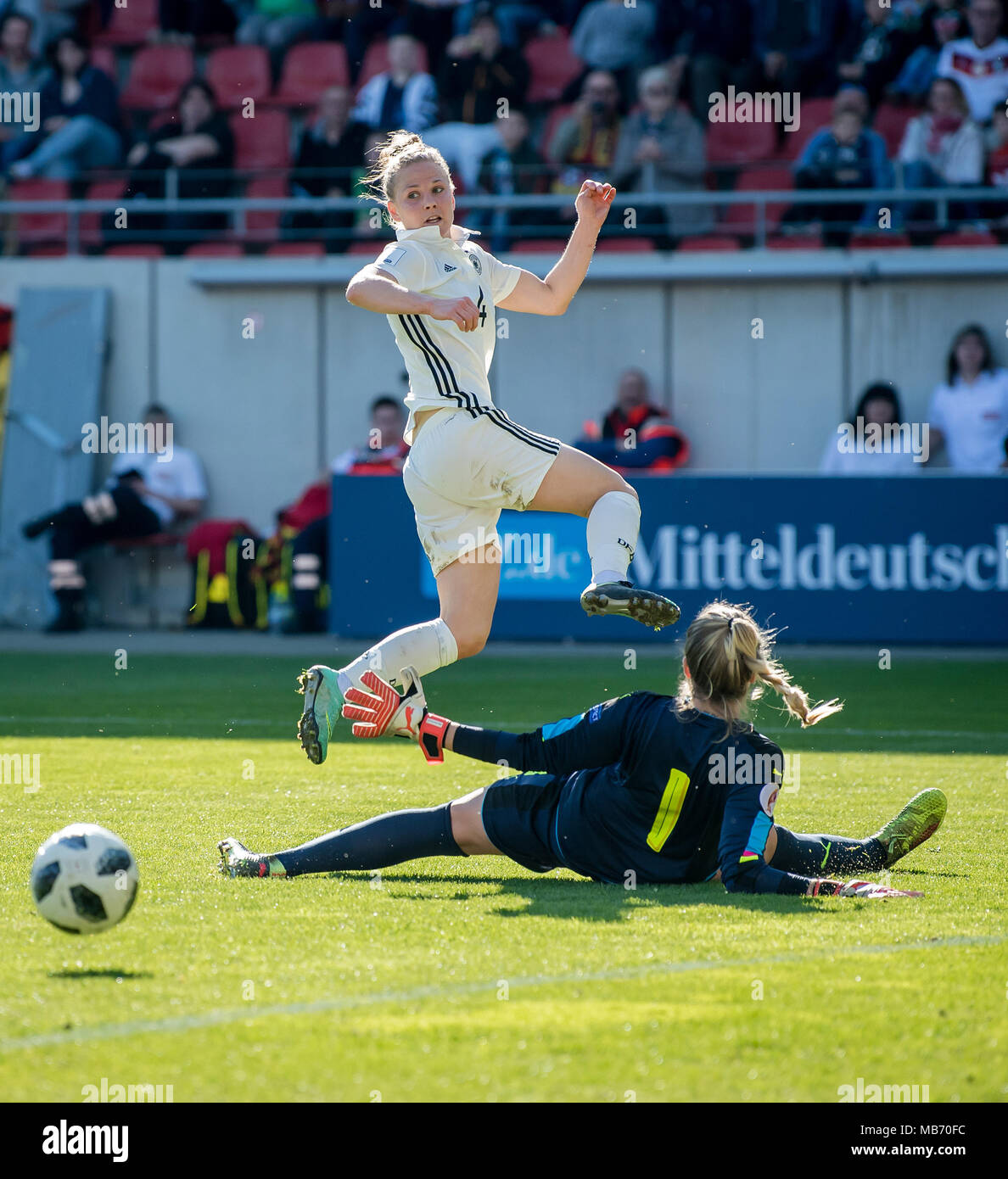 Halle, Germany. 7th April 2018. Leonie Maier (Germany) versus goalfrau ...