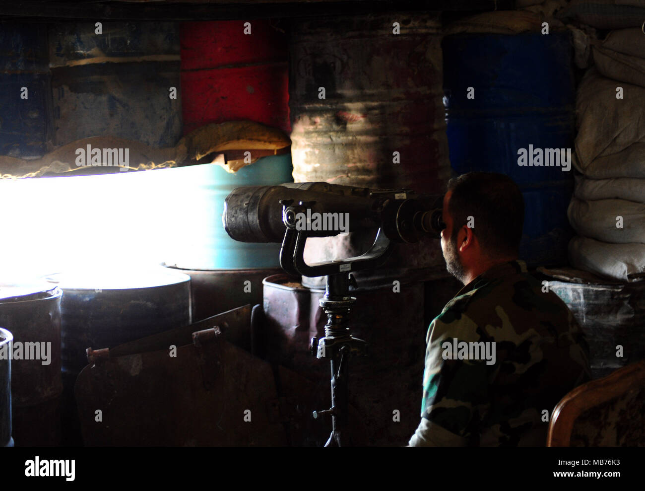 Damascus, Syria. 7th Apr, 2018. A Syrian soldier observes the battle in ...