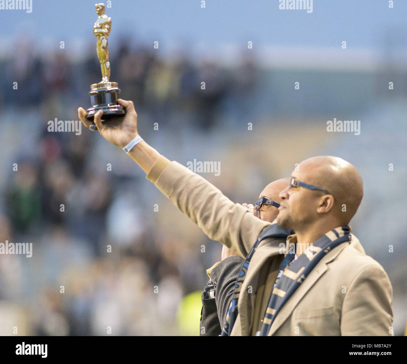 Chester, Pennsylvania, USA. 7th Apr, 2018. A Union fan awards an Oscar ...