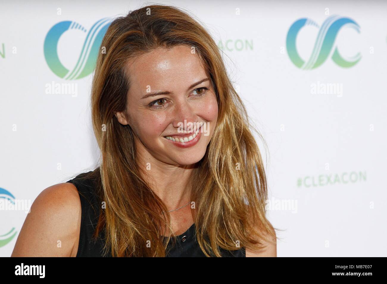 Amy acker hi-res stock photography and images - Alamy