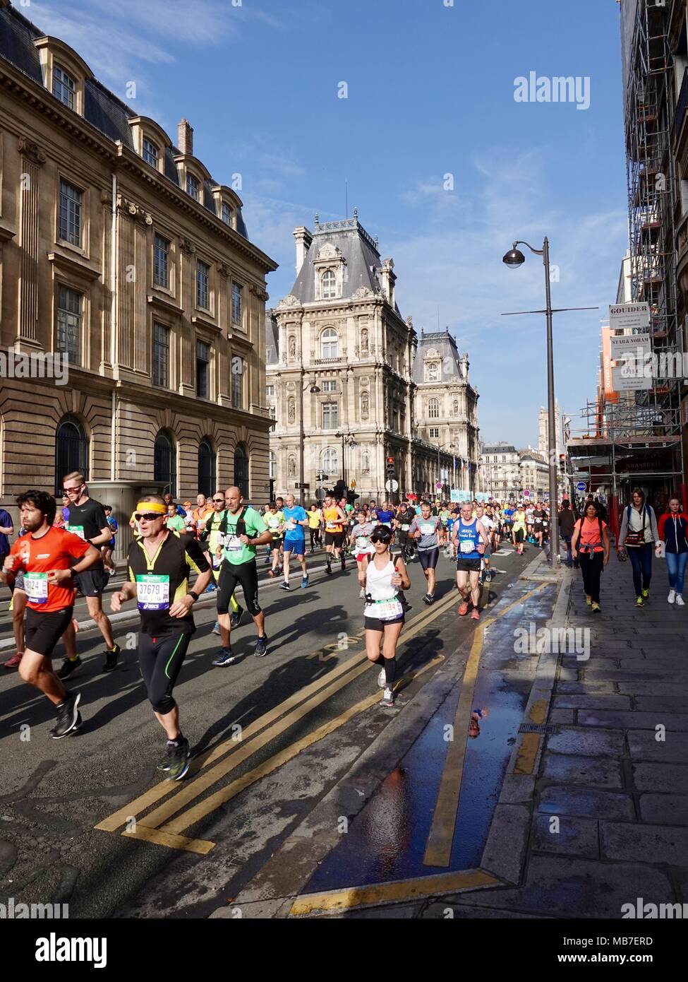 Marathon runners paris city marathon hi-res stock photography and ...