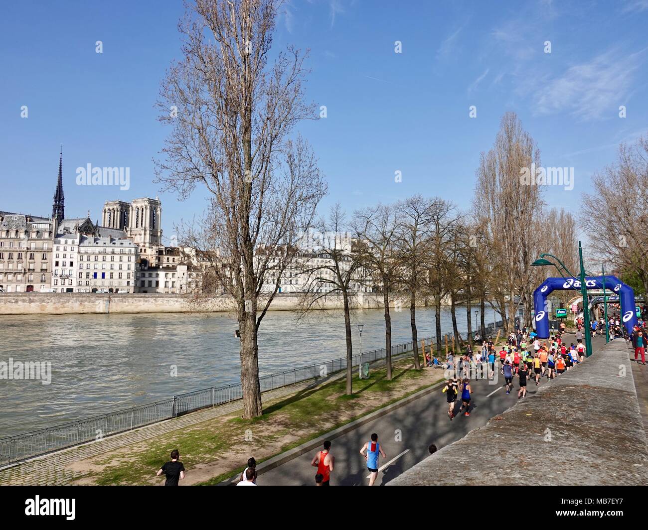 Rives de paris hi-res stock photography and images - Alamy
