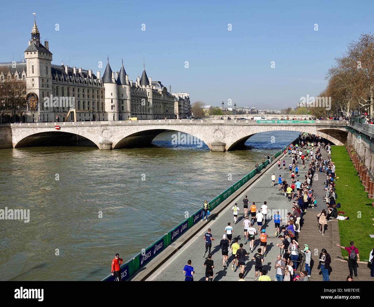 Runners on the parc rives de seine passing the conciergerie hi-res ...