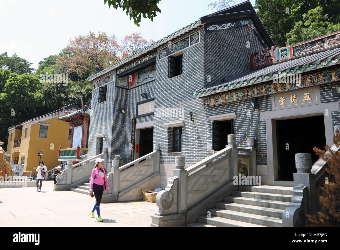 Hong Kong, China's Hong Kong. 8th Apr, 2018. Tourists visit the ...