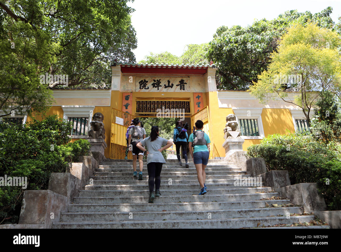 Hong Kong, China's Hong Kong. 8th Apr, 2018. Tourists visit the ...