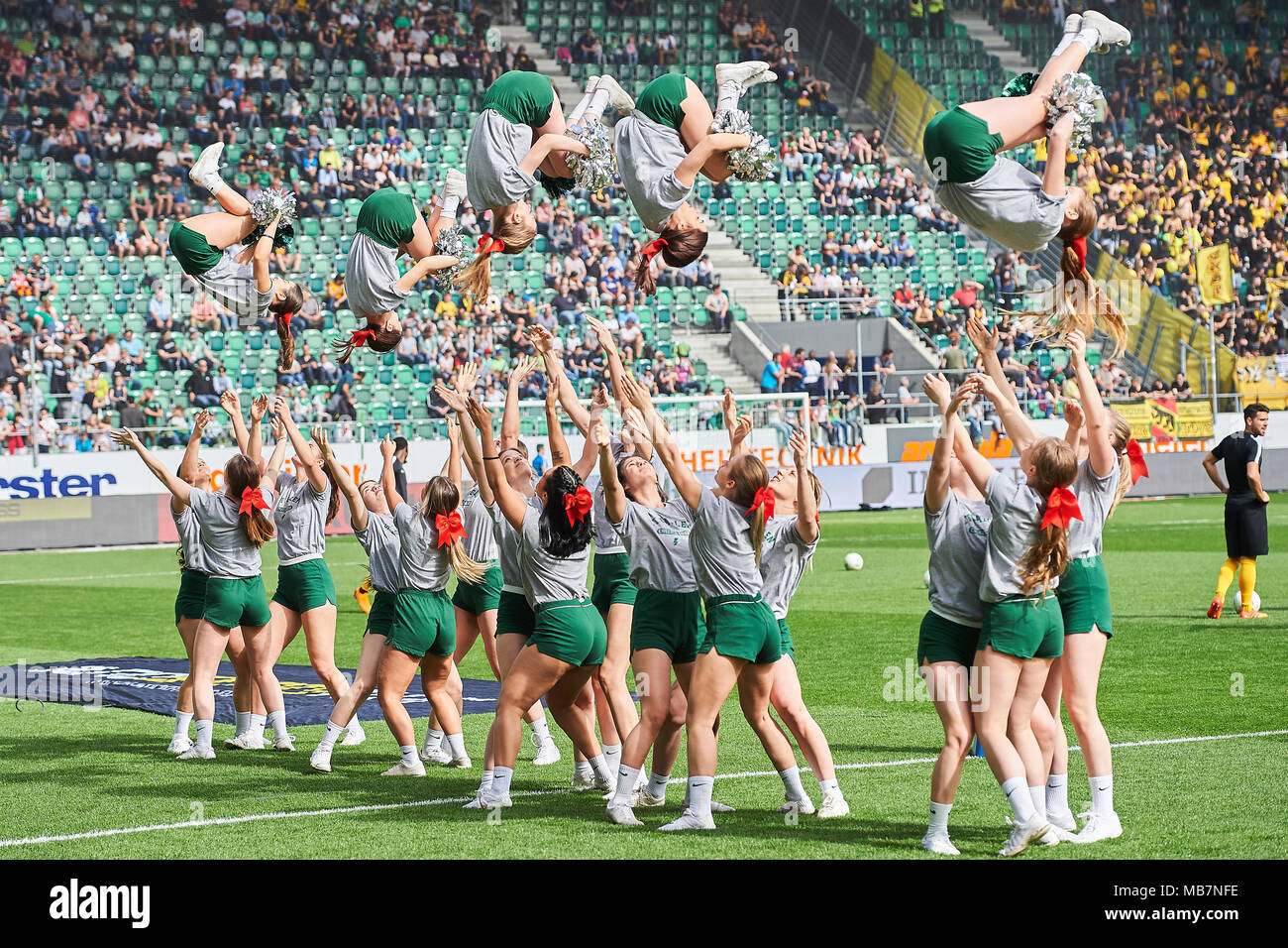 Soccer cheerleaders hi-res stock photography and images - Alamy