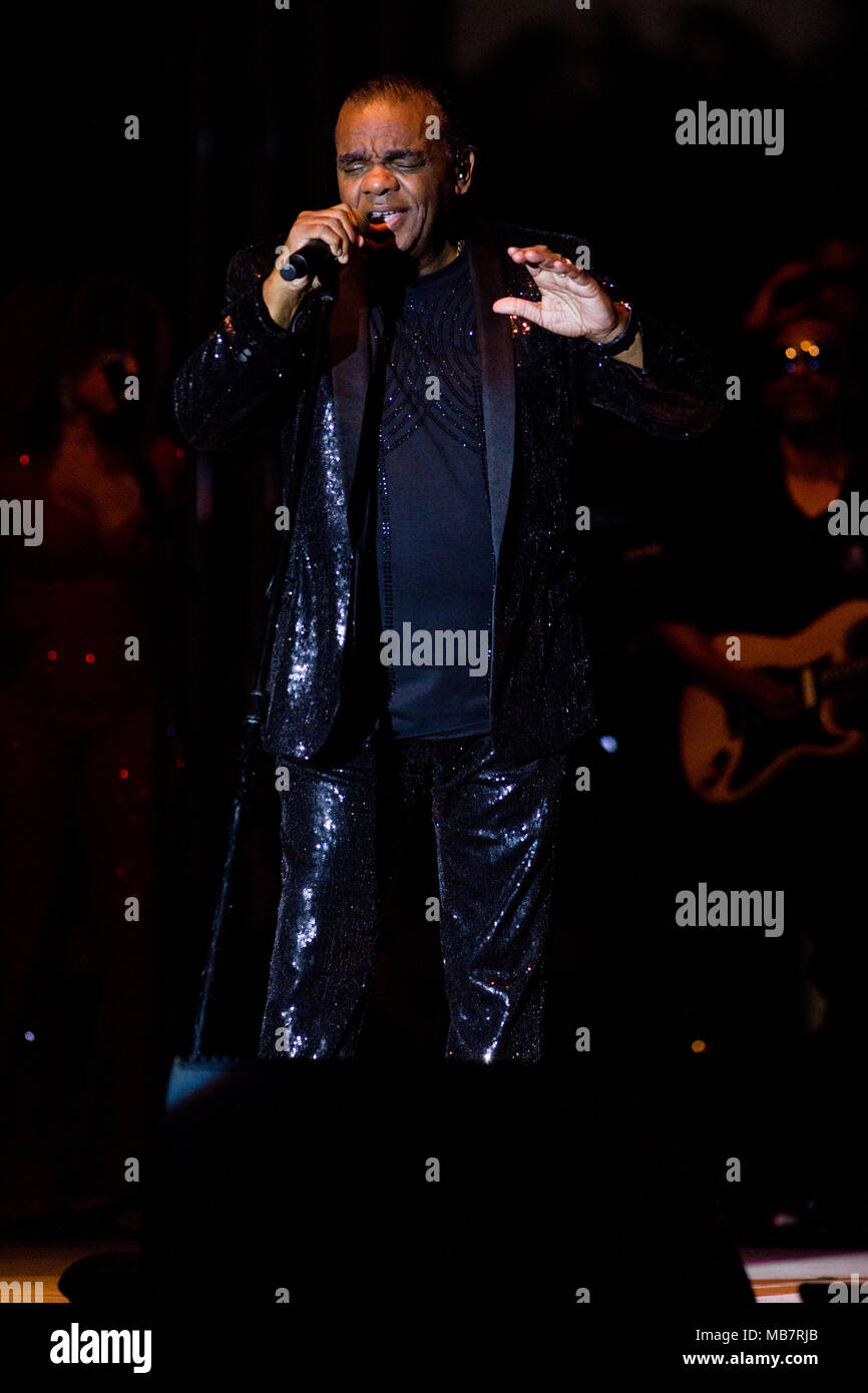 The isley brothers perform hi-res stock photography and images - Alamy