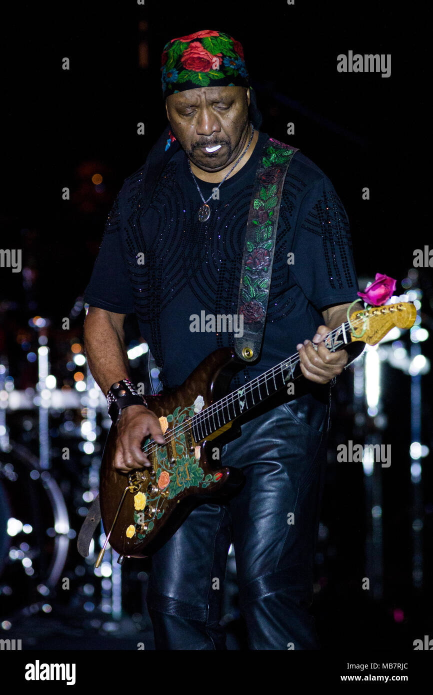 The isley brothers perform hi-res stock photography and images - Alamy