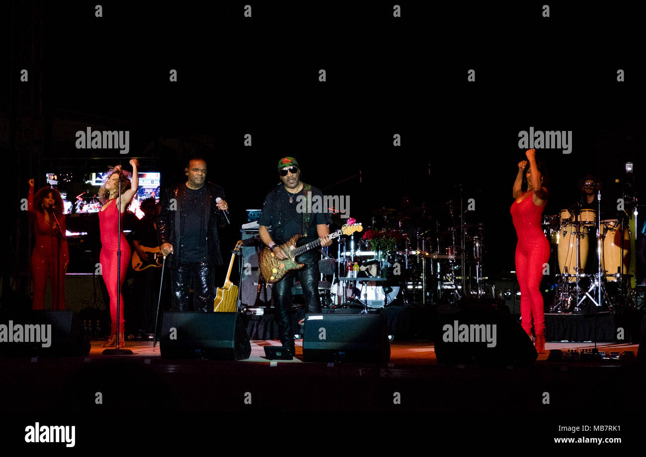 The isley brothers perform hi-res stock photography and images - Alamy