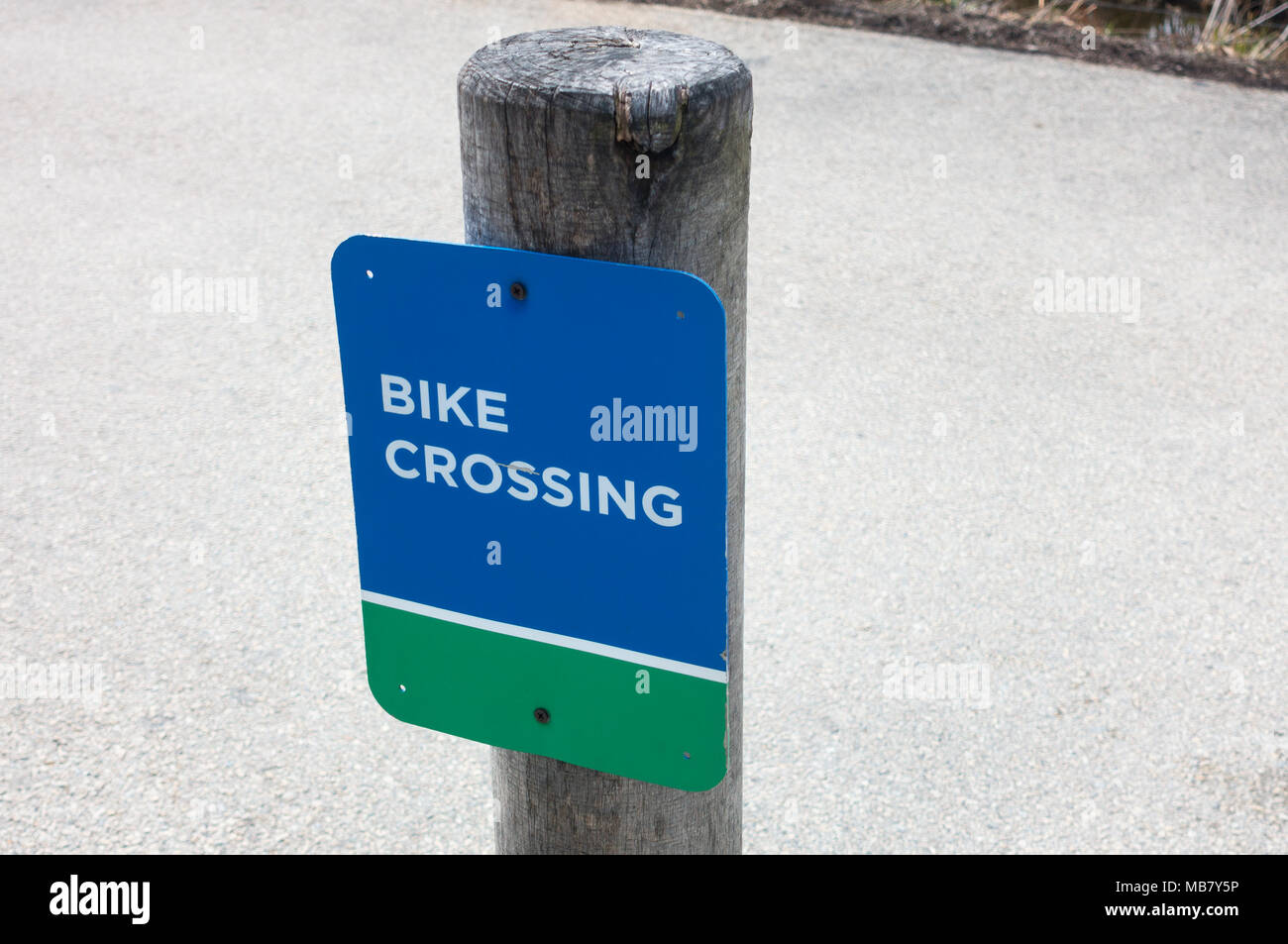 Bicycle crossing sign hi-res stock photography and images - Alamy