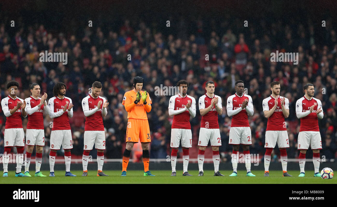 Arsenal players conduct a minute's applause in memory of the late Ray ...
