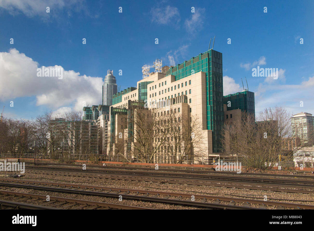 Vauxhall bridge mi6 mi5 building hi-res stock photography and images ...