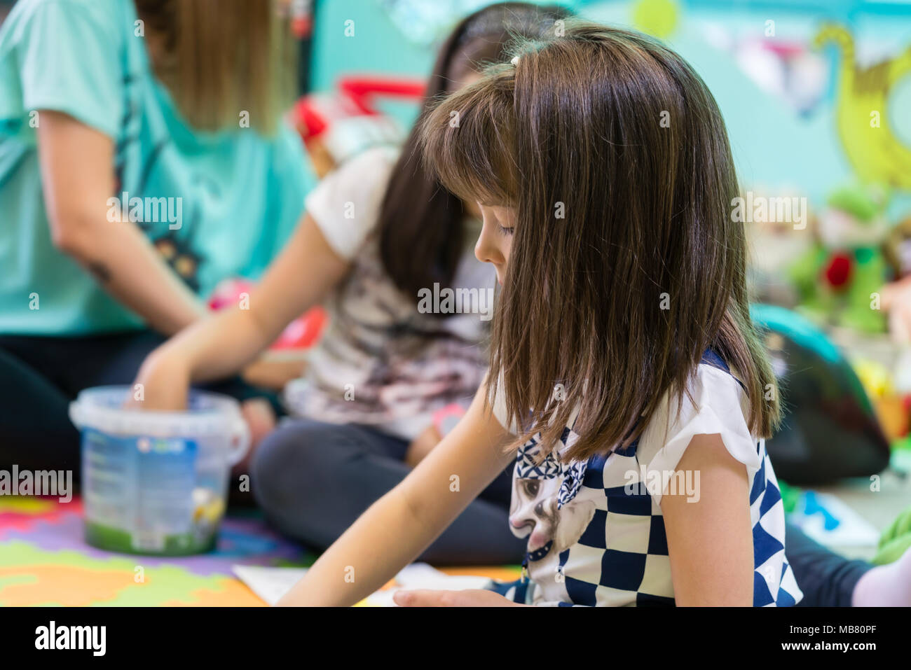 Shy girl looking at her colleagues interacting in the classroom Stock ...