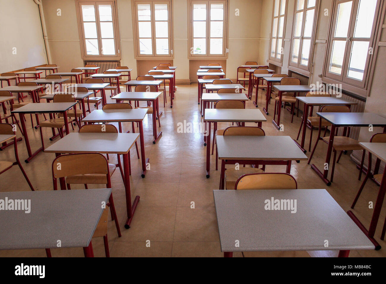 Empty classroom hi-res stock photography and images - Alamy