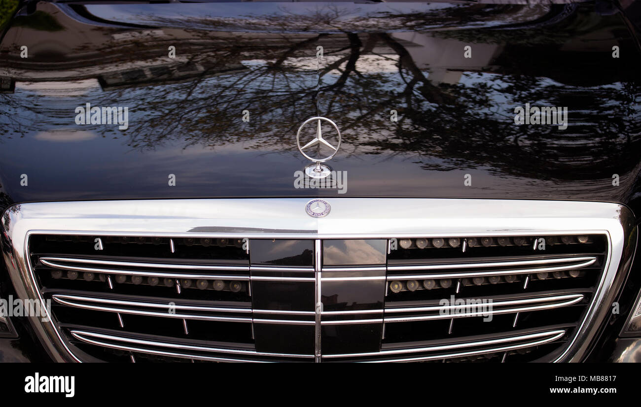 Luxury car emblem hi-res stock photography and images - Alamy