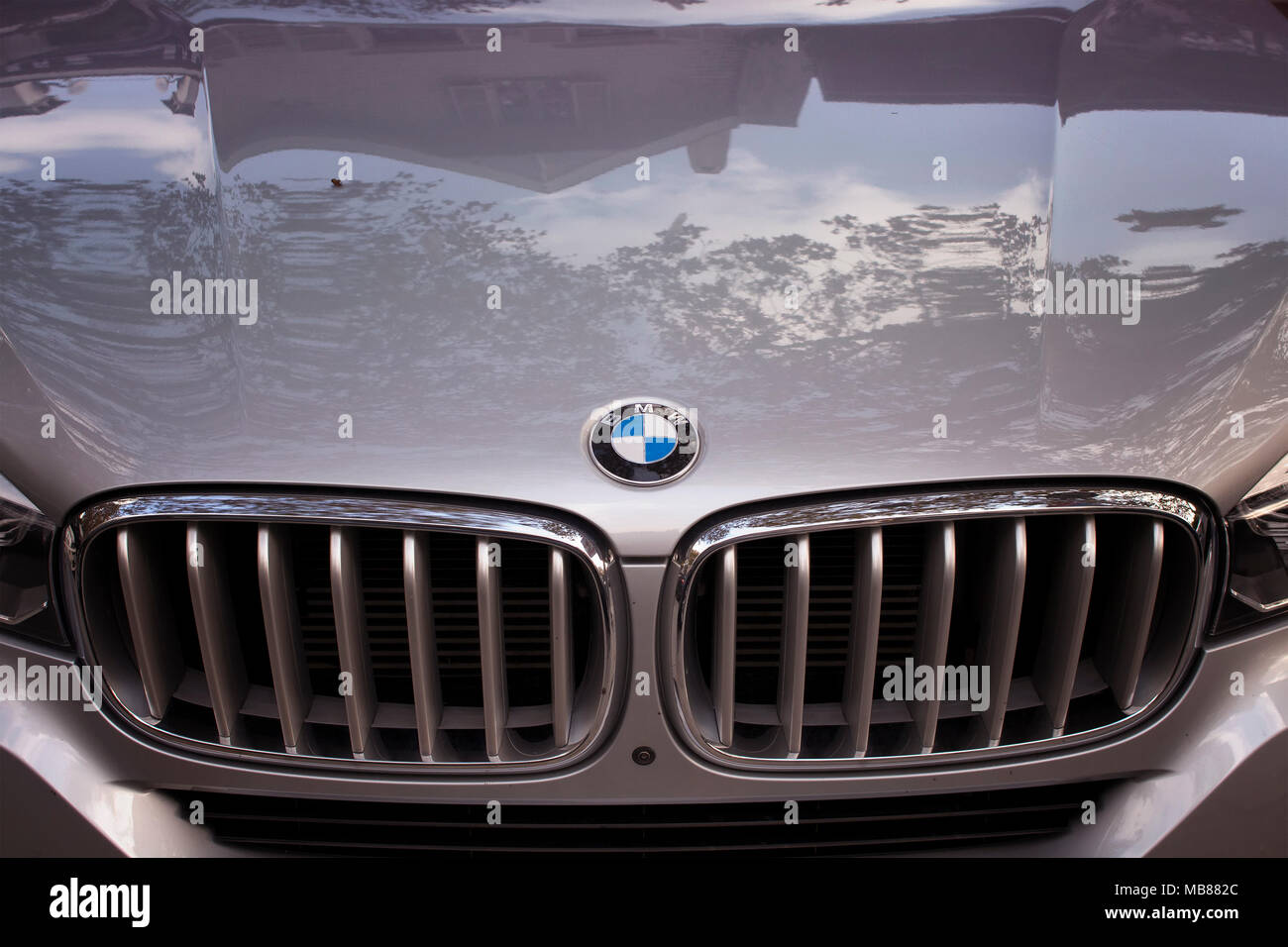 Luxury car emblem hi-res stock photography and images - Alamy