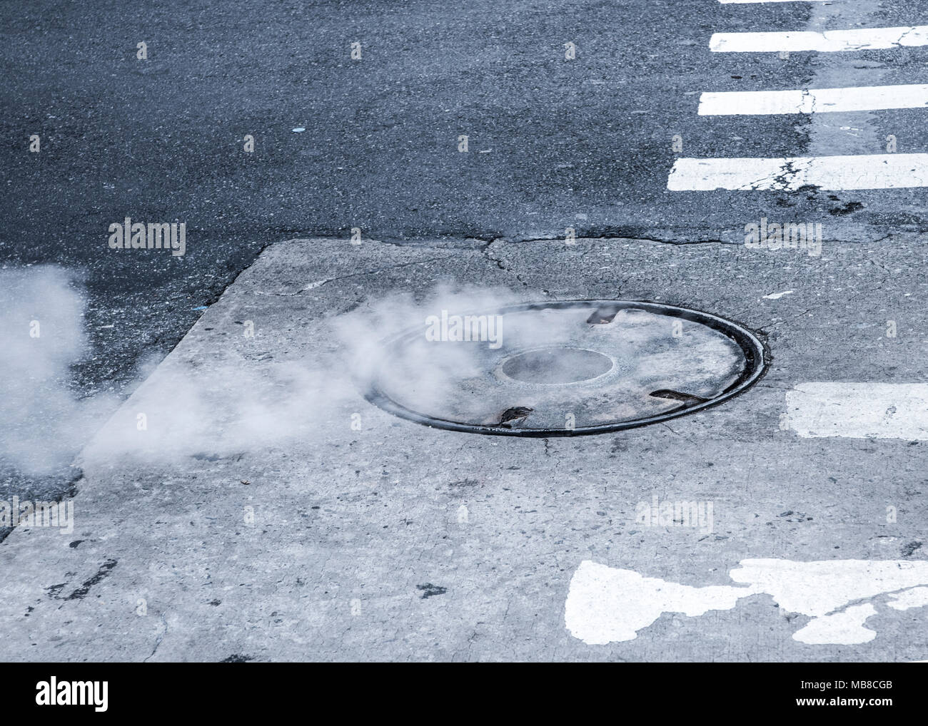 New york city manhole drain hi-res stock photography and images - Alamy