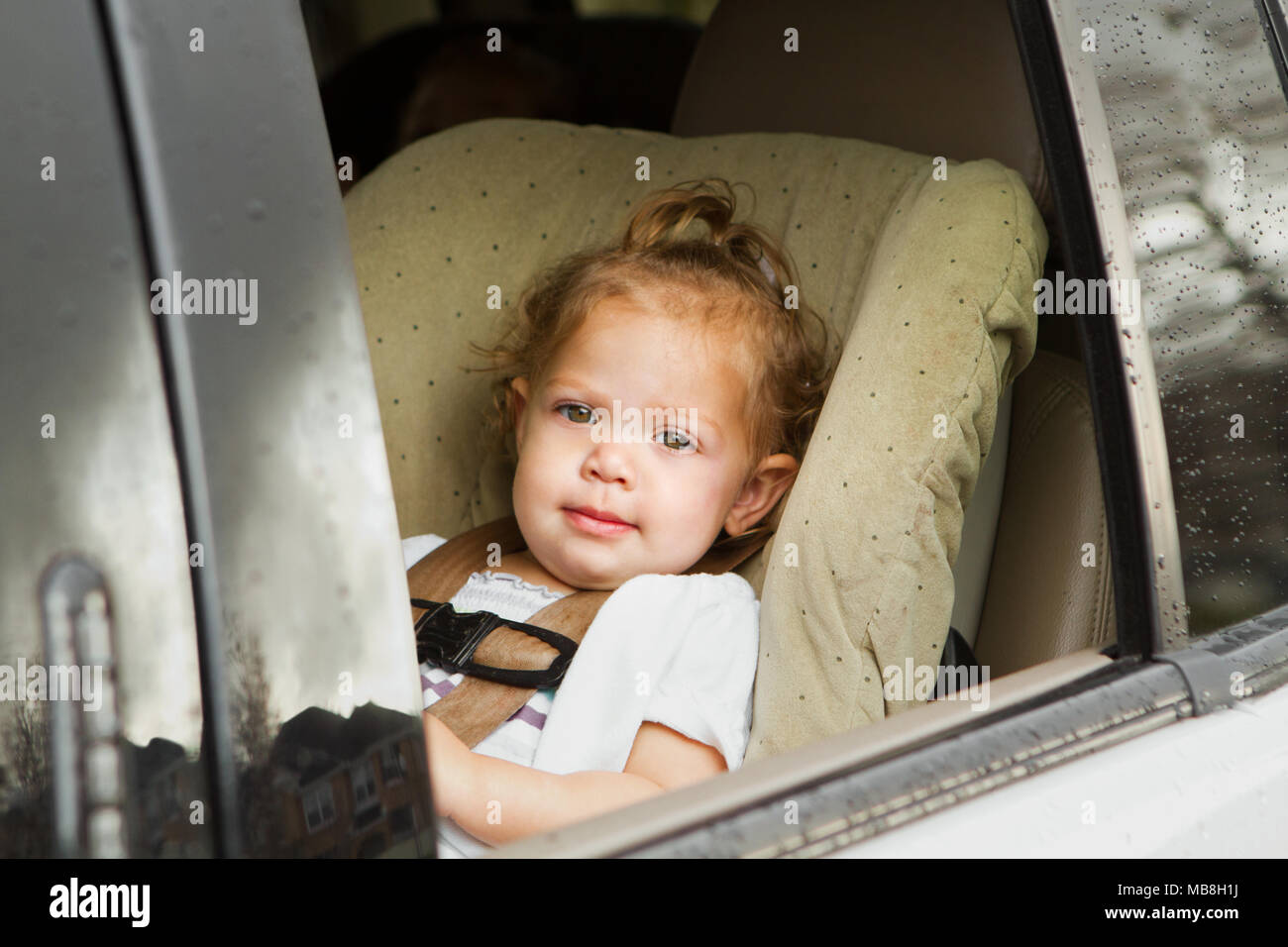 Little girl smiling in the back seat Stock Photo - Alamy