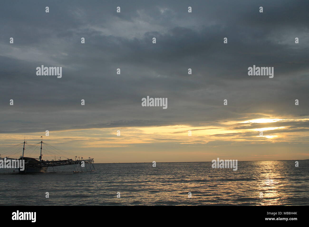 Perahu nelayan di tepi pantai bahari polewali, indonesia Stock Photo ...