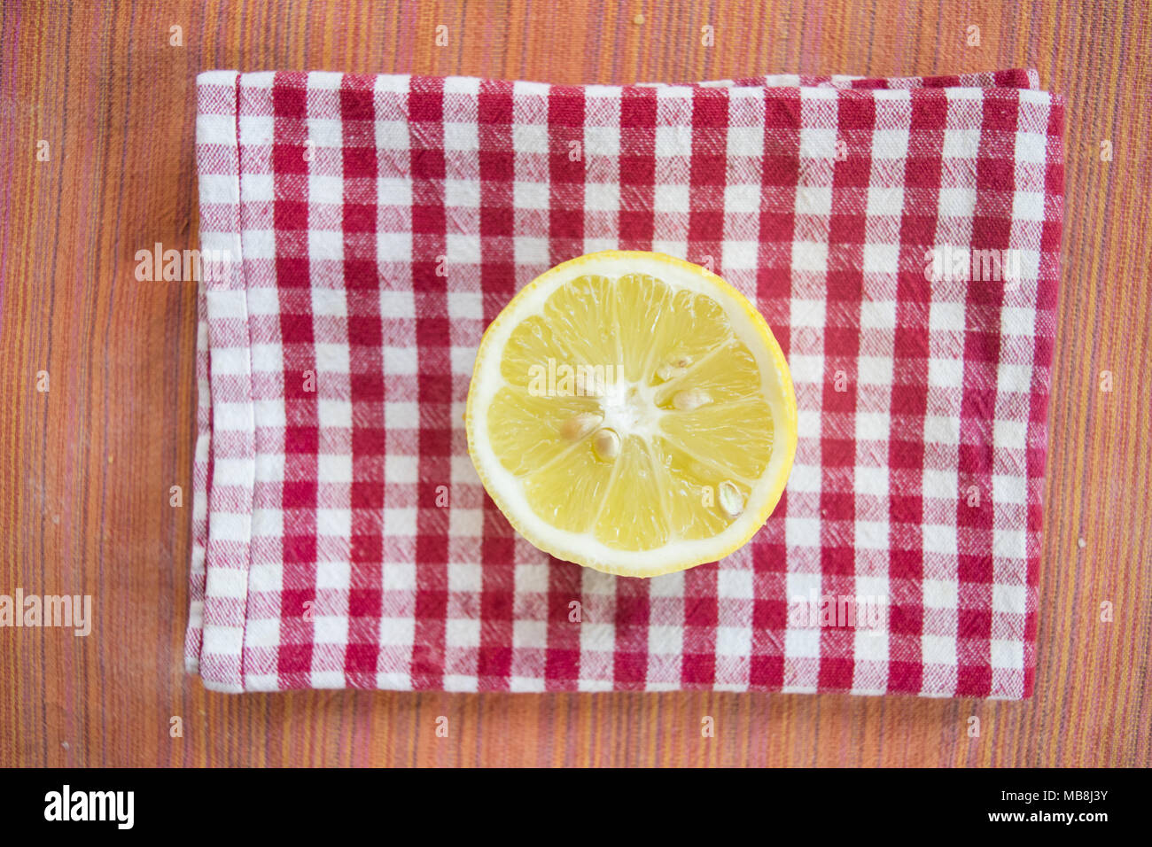 Squeezing fresh lemon on hi-res stock photography and images - Alamy
