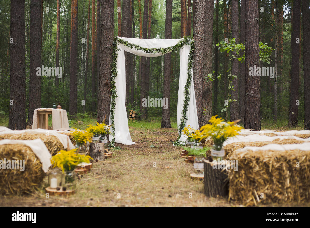 Straw wedding hi-res stock photography and images - Alamy