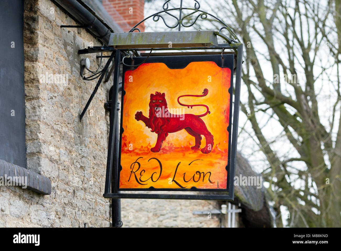 Red lion pub sign hi-res stock photography and images - Alamy