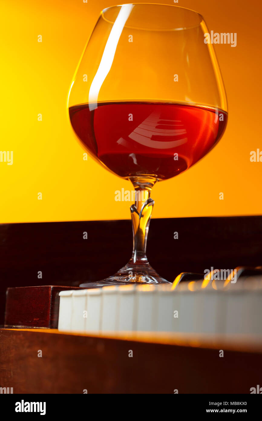 Glass piano whiskey alcohol hi-res stock photography and images - Alamy