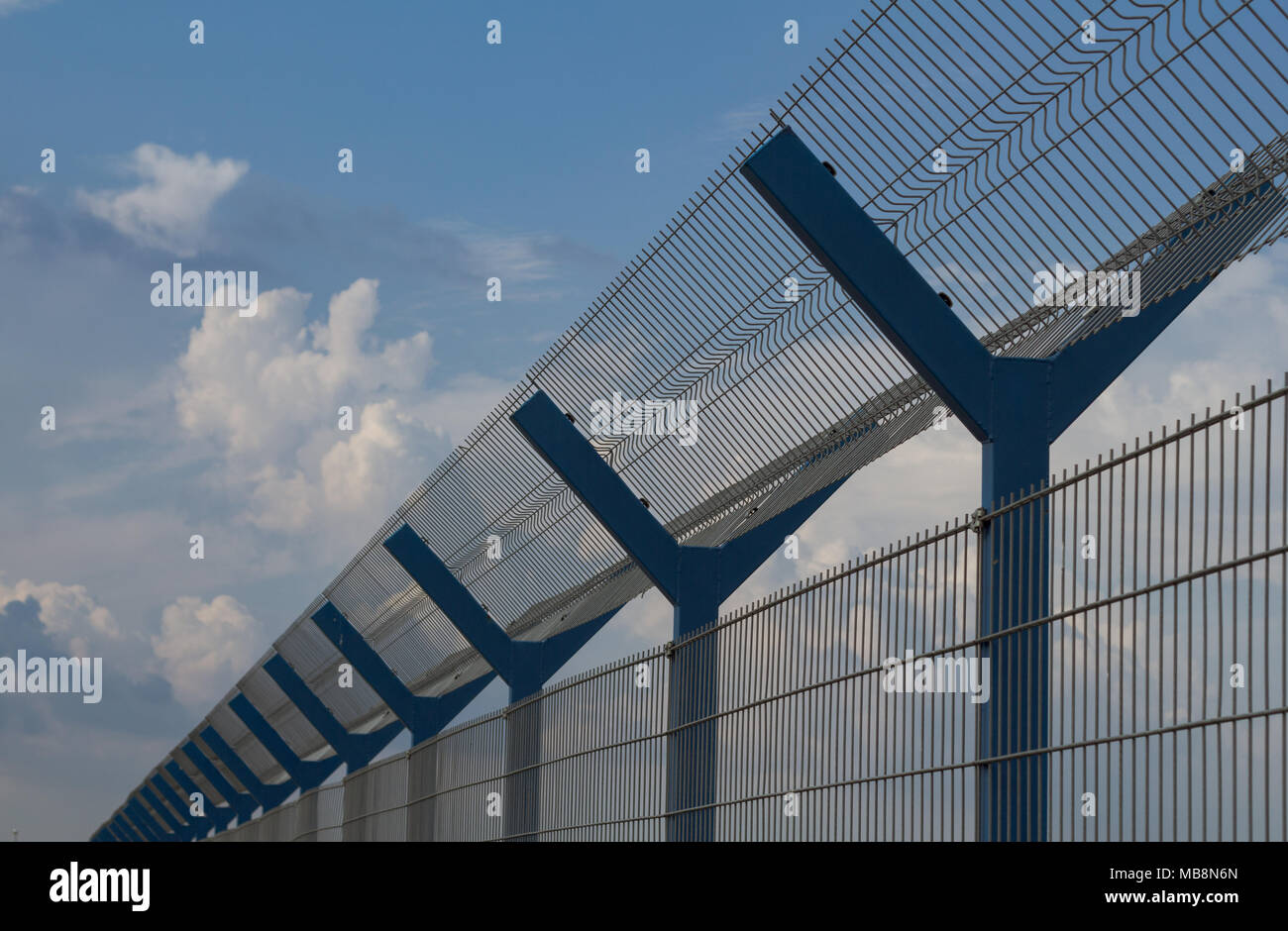 Cage fence hi-res stock photography and images - Alamy