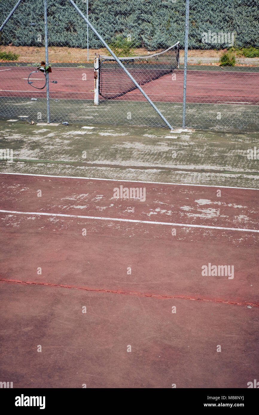 An old tired worn tennis court Stock Photo - Alamy