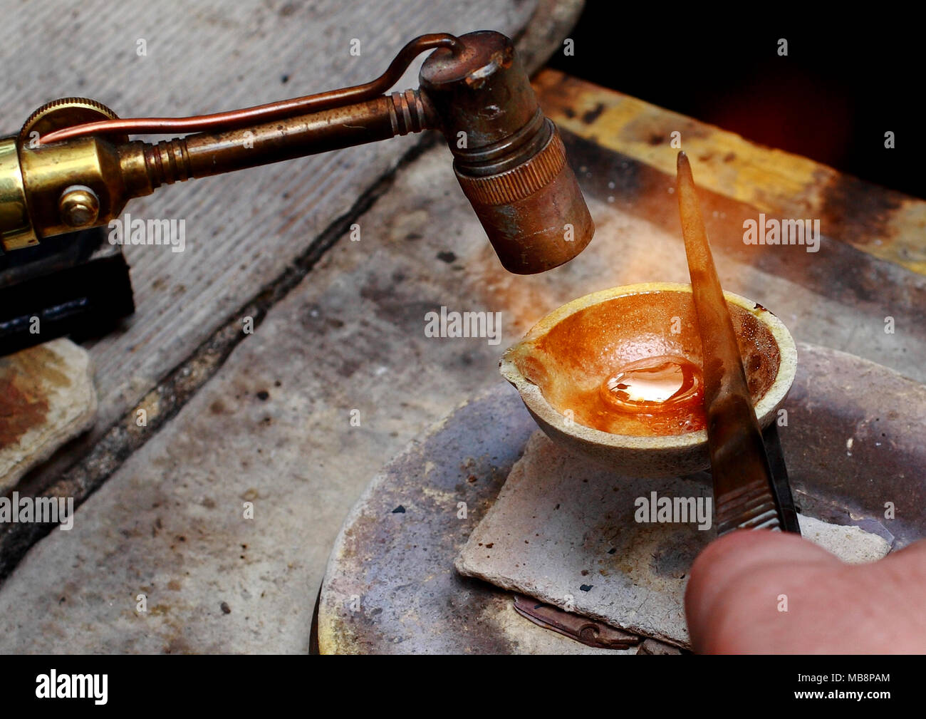 Gold liquid molten hi-res stock photography and images - Alamy