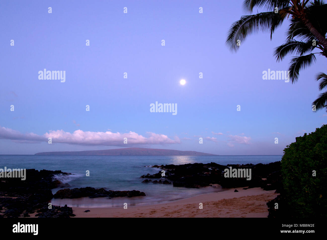 Full moon sets over the island of Kahoolawe at Makena, Maui, Hawaii ...