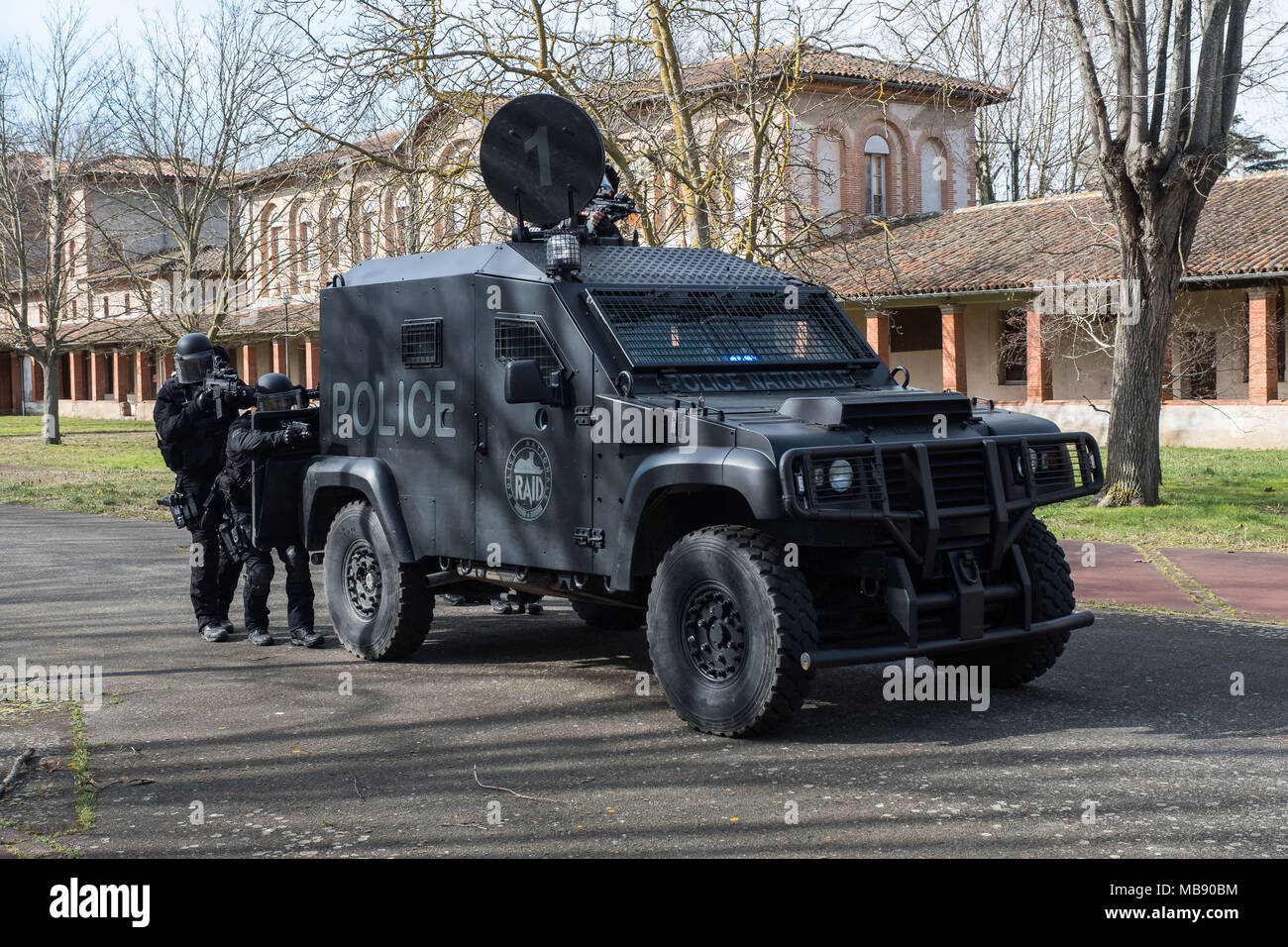Raid elite police unit hi-res stock photography and images - Alamy
