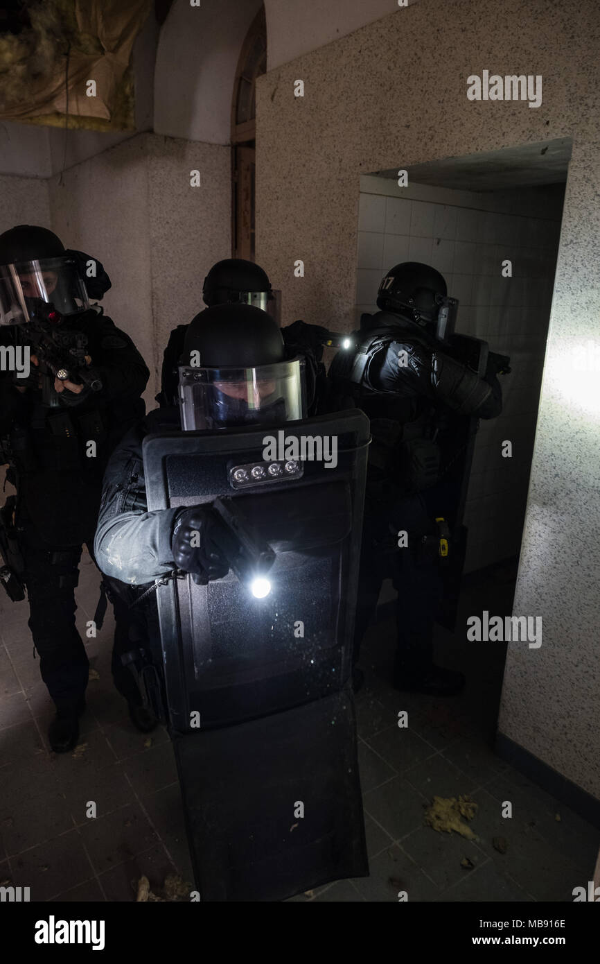 Raid de fusil hi-res stock photography and images - Alamy