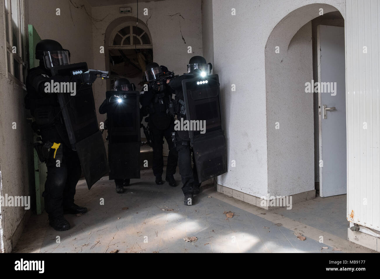 Raid de fusil hi-res stock photography and images - Alamy