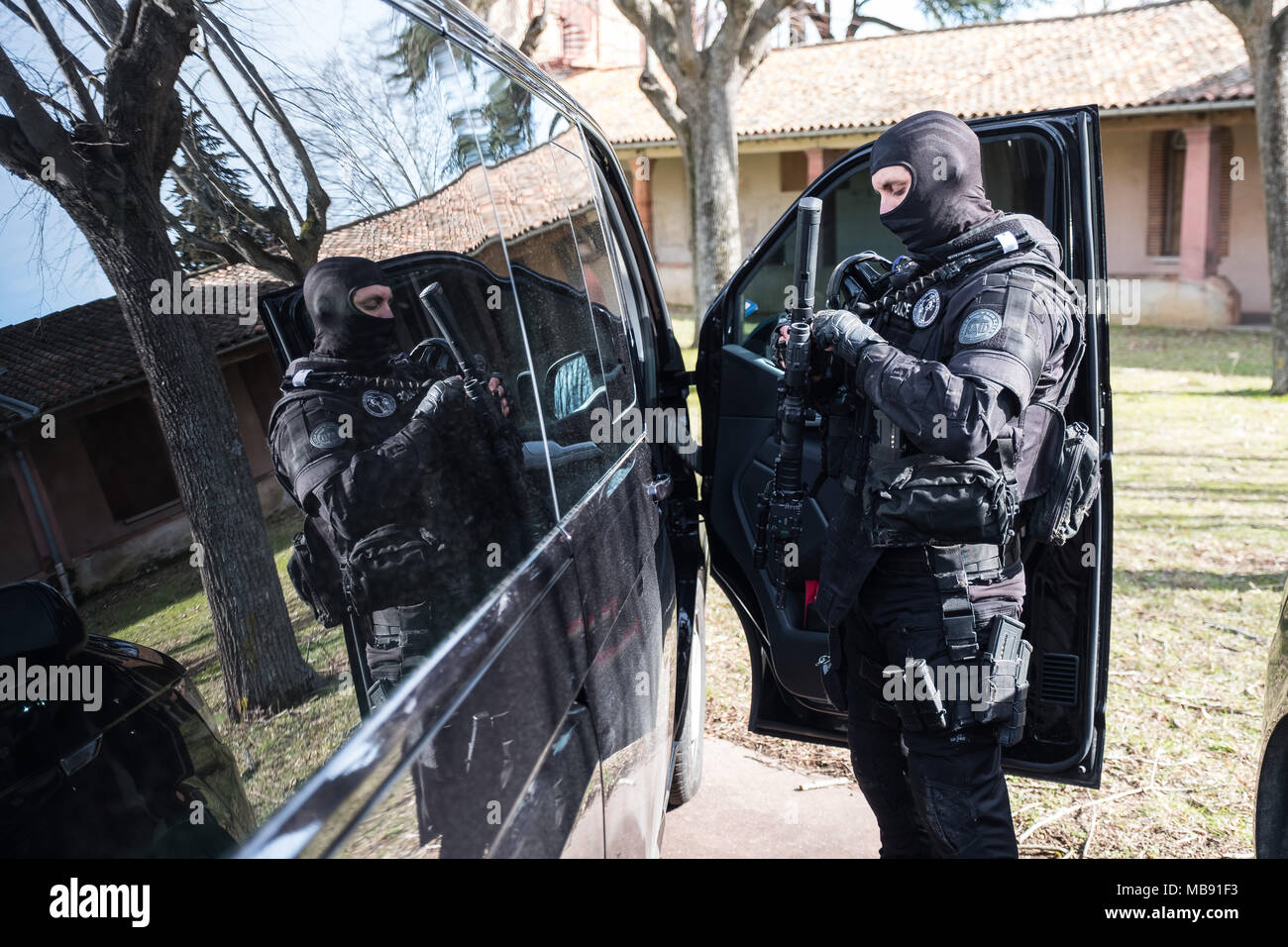 Raid de fusil hi-res stock photography and images - Alamy