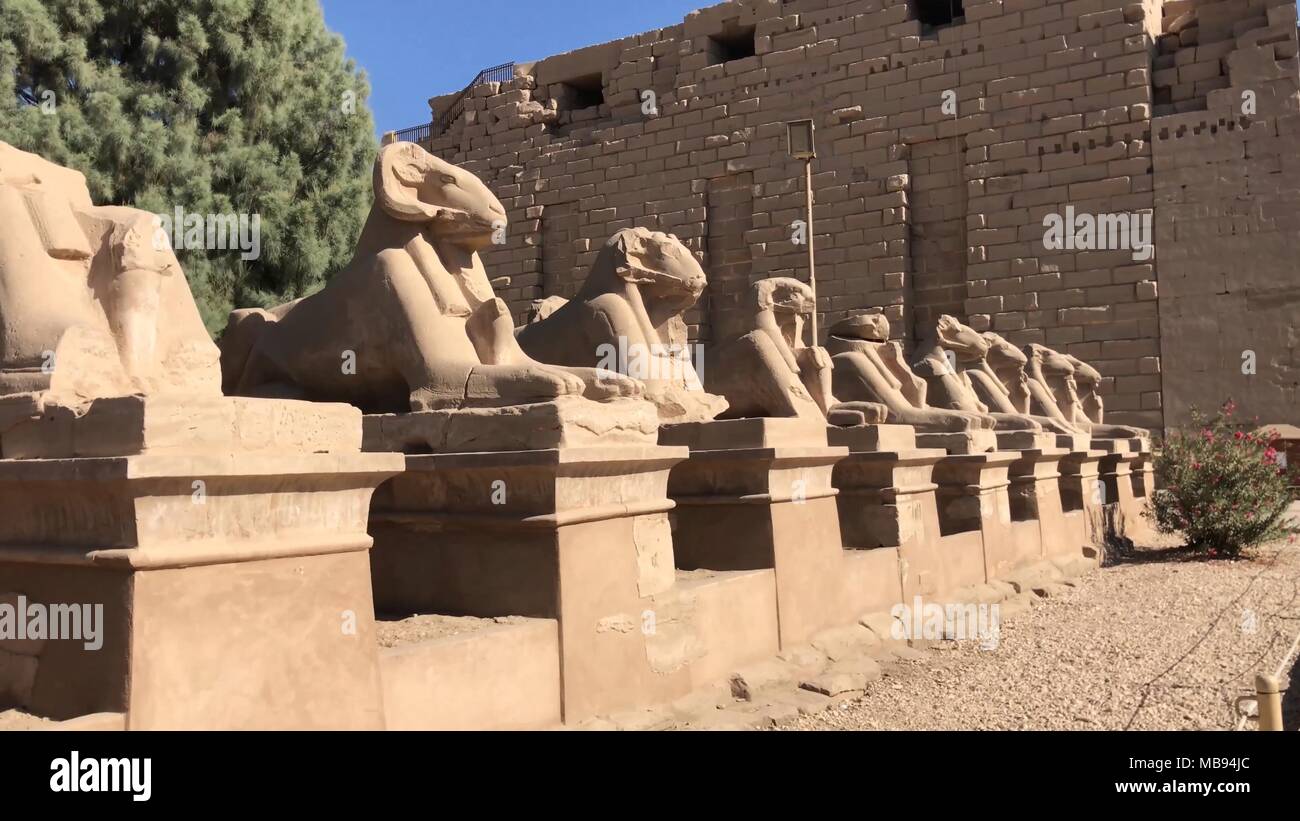 Egyptians building pyramid hi-res stock photography and images - Alamy