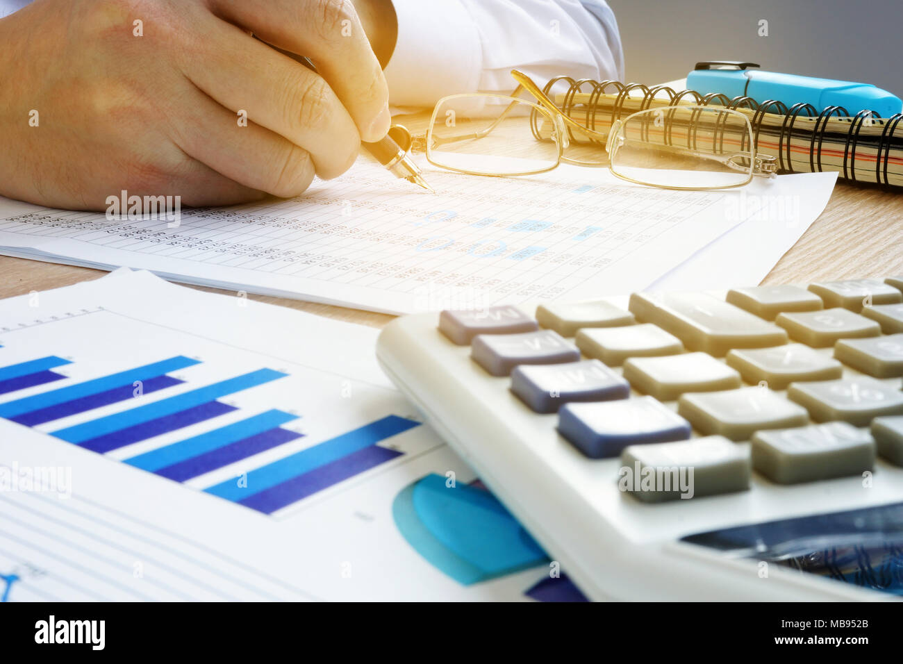 Audit reporting hi-res stock photography and images - Alamy