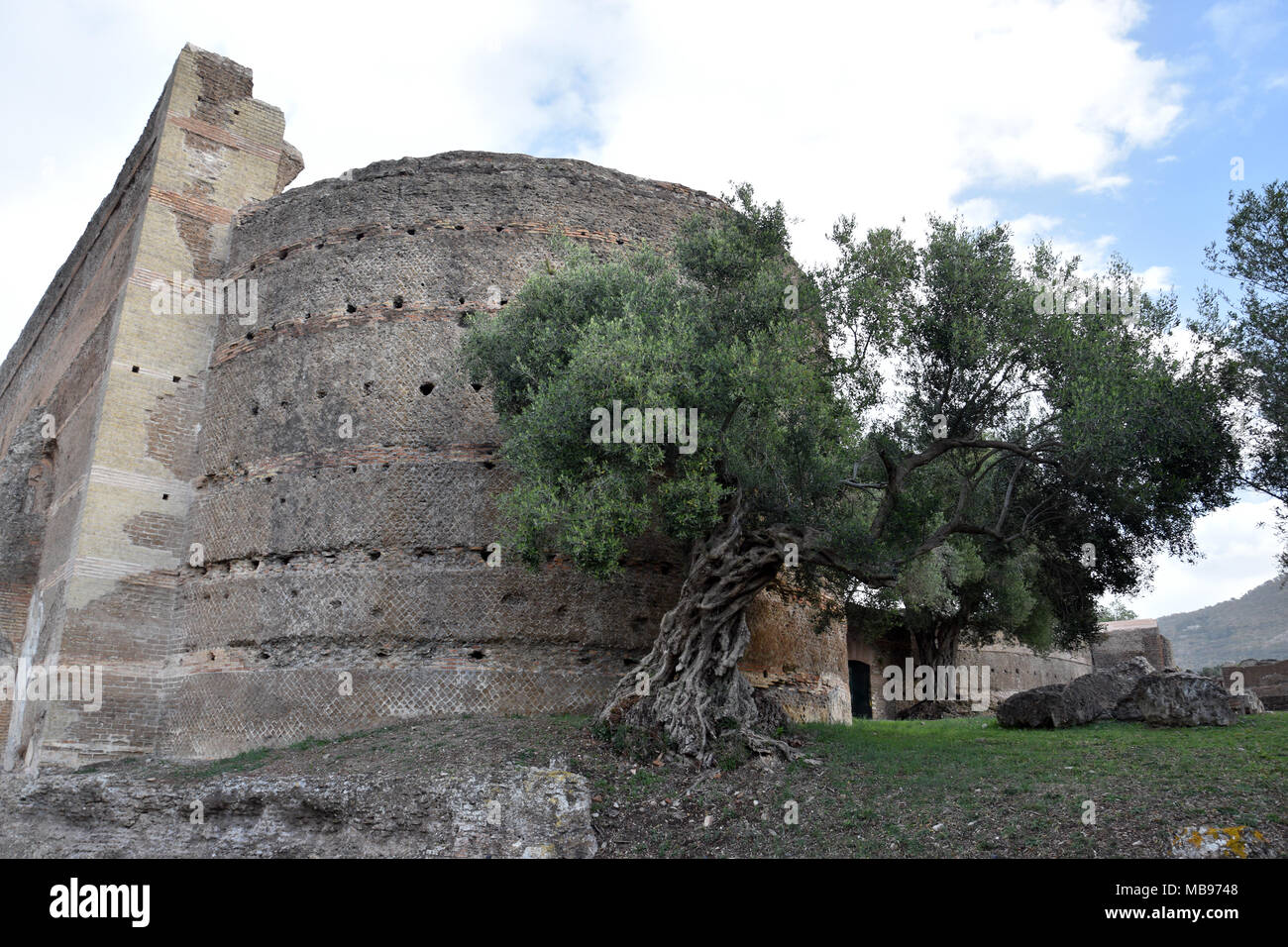Ruins of the Hall of the Philosophers at Hadrian's Villa, Tivoli Italy ...